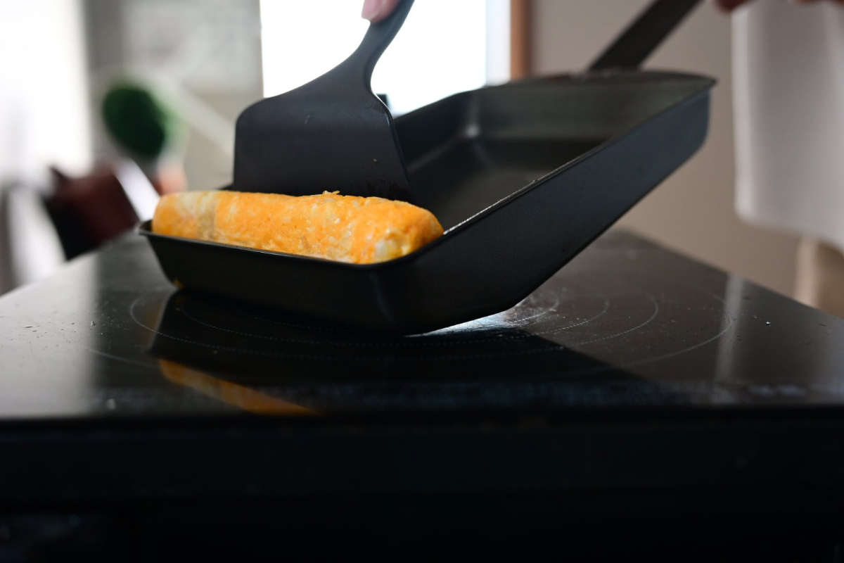 【IWANO小さく四角いフライパン】燕三条製 鉄フライパンなのに“くっつきにくい” - ランチバッグ